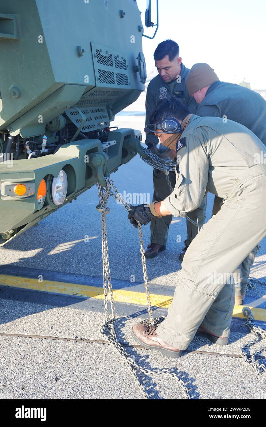 U.S. Marines with Fox Battery, 2nd Battalion, 14th Marine Regiment, 4th ...