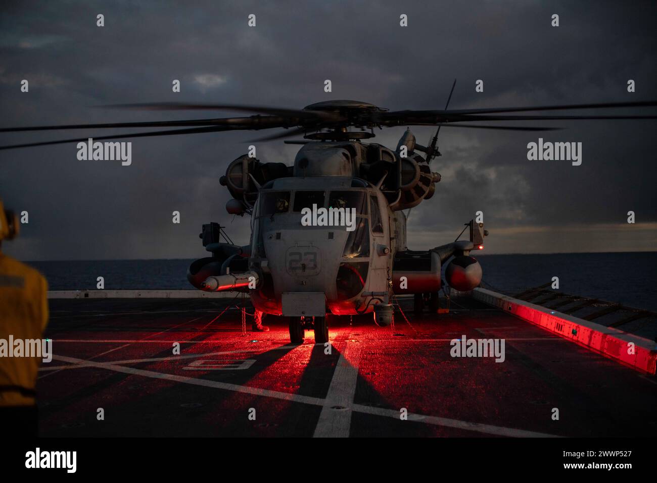 A U.S. Marine Corps CH-53E Super Stallion attached to Marine Medium ...