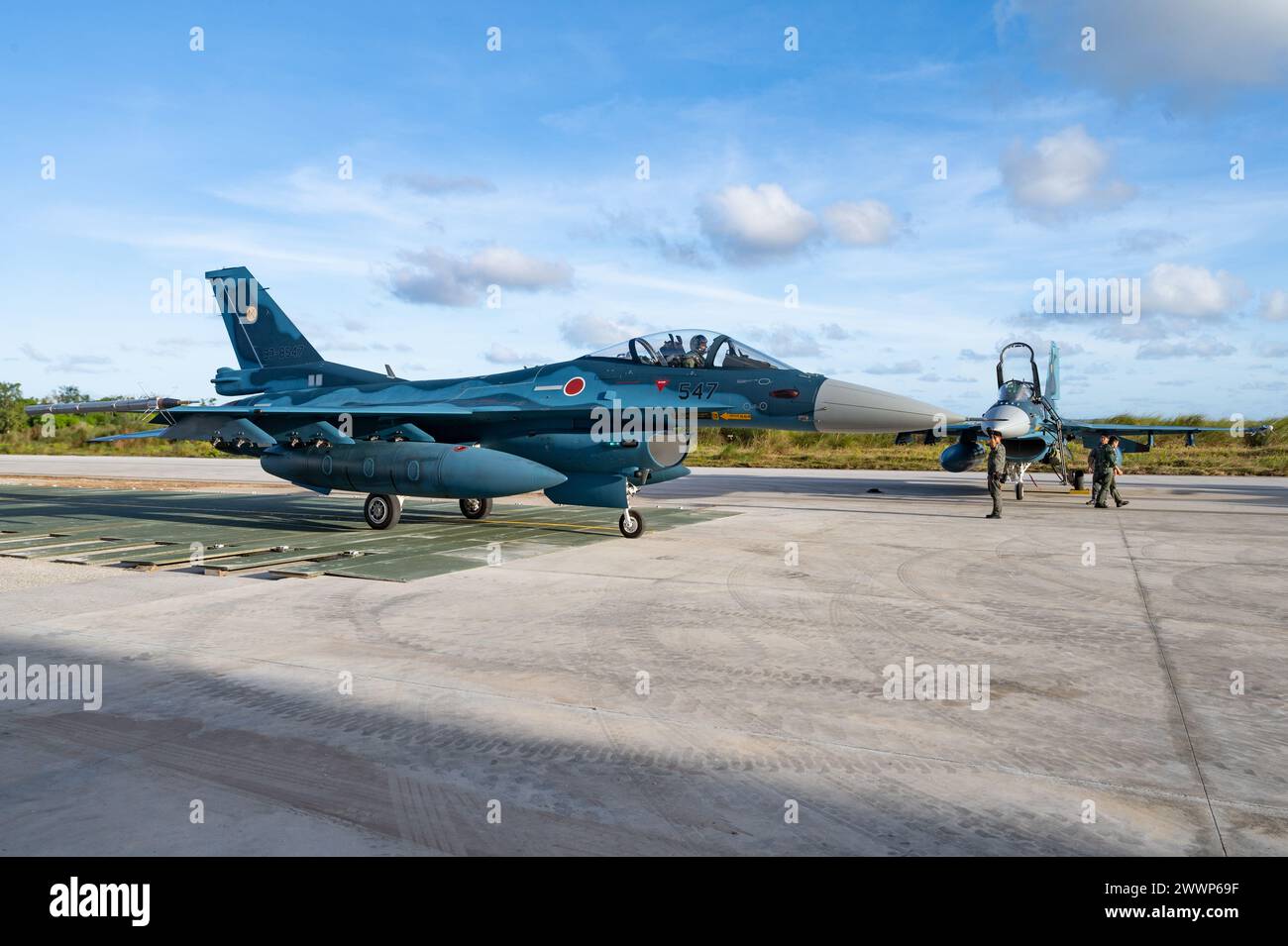 A Japan Air Self Defense Force Mitsubishi F-2A taxis over an AM-2 mat ...