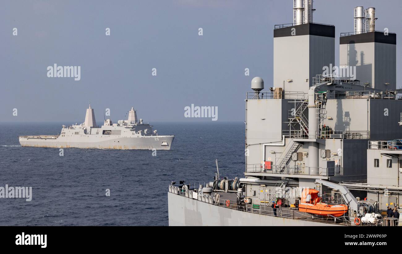 The forward-deployed amphibious transport dock ship USS Green Bay (LPD ...