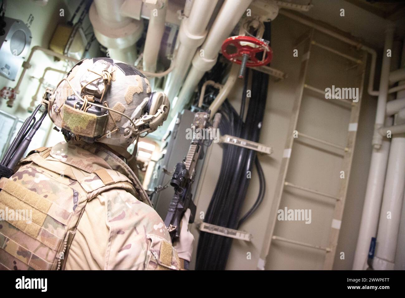 A U.S. Army Green Beret from 10th Special Operations Group (Airborne ...