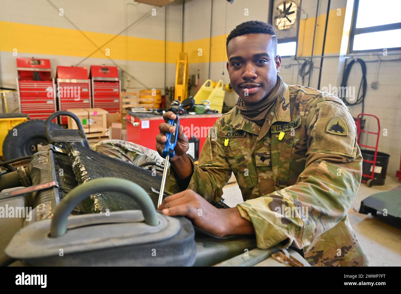 Wheeled vehicle mechanic hi-res stock photography and images - Alamy
