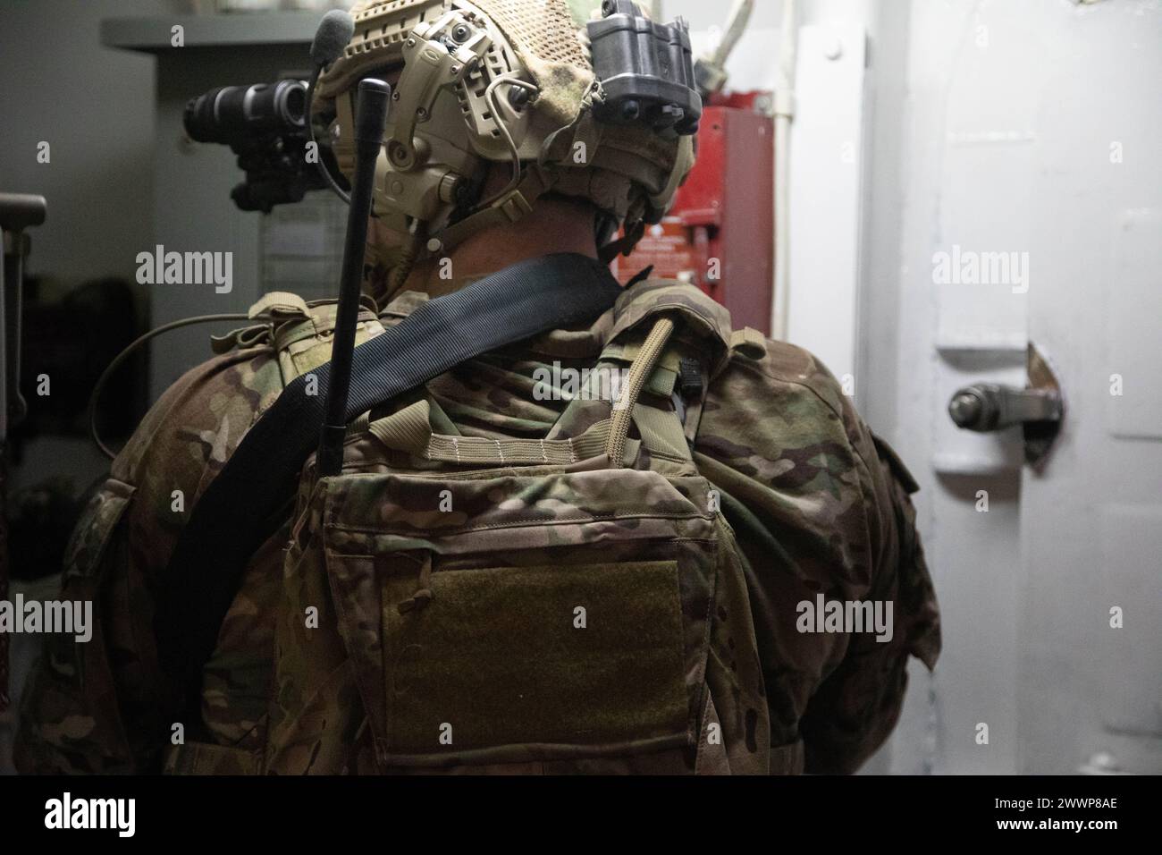 A U.S. Army Green Beret from 10th Special Operations Group (Airborne ...