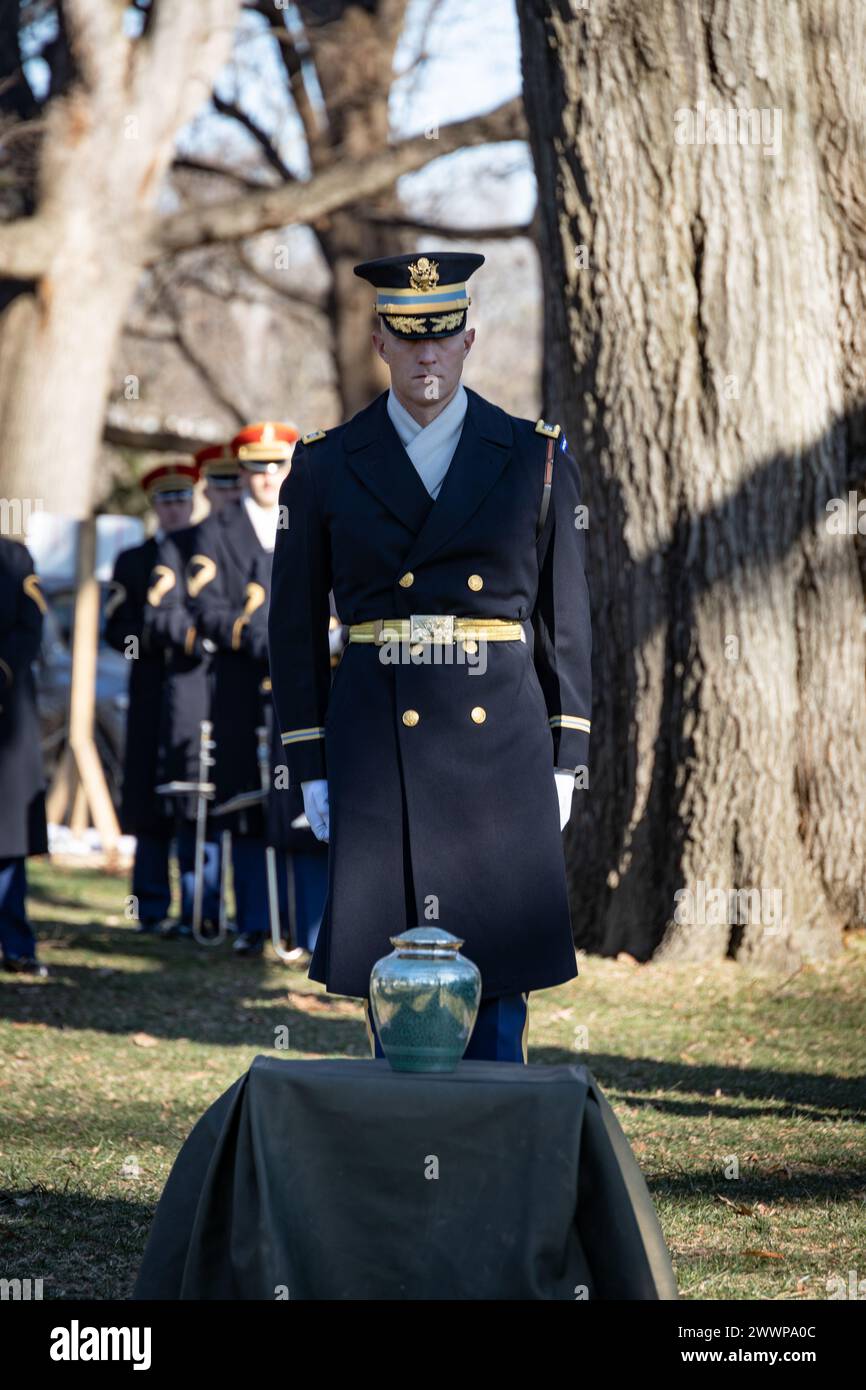 A U.S. Army Soldier from the 3d U.S. Infantry Regiment (The Old Guard ...