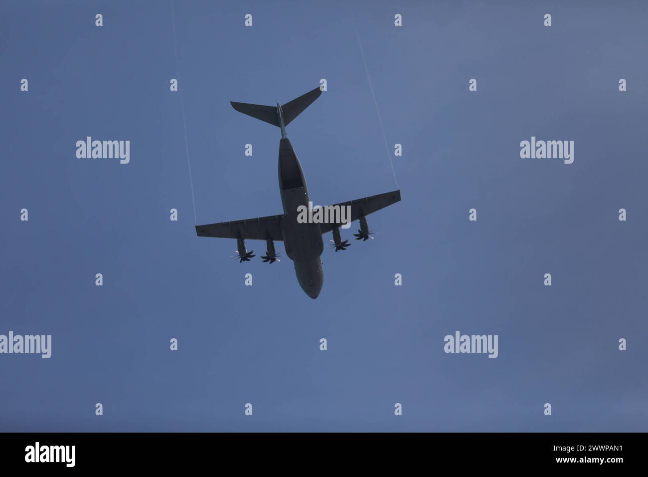 Military transport aircraft drop humanitarian aid on the Gaza Strip ...