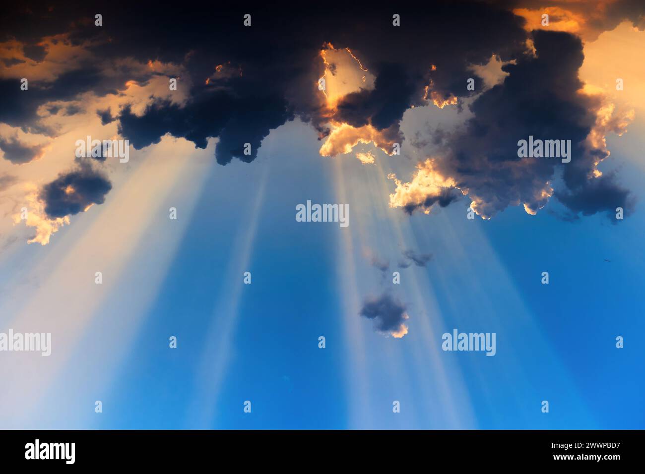 Sun shining through storm cloud hi-res stock photography and images - Alamy