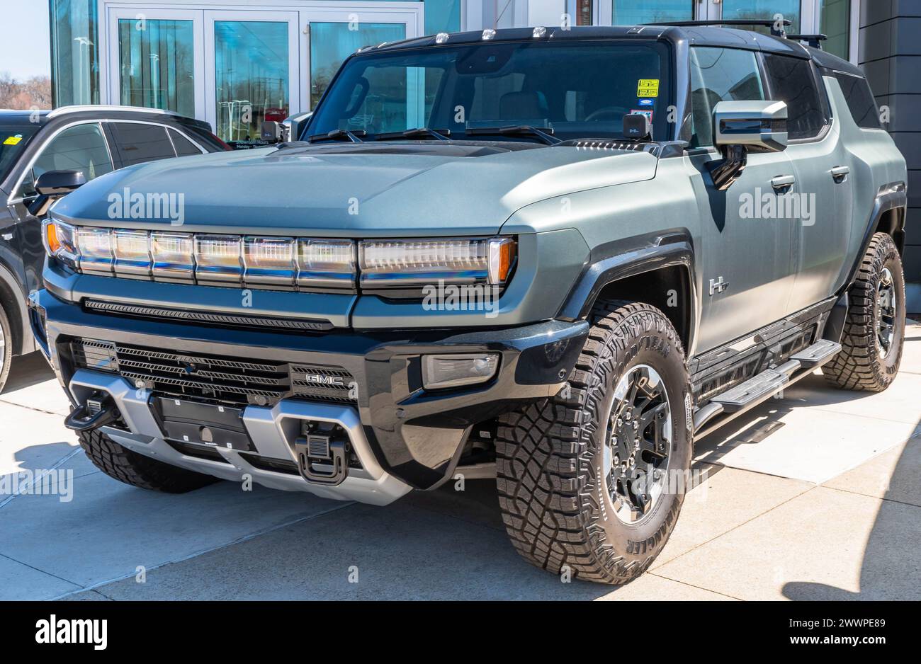 Gmc hummer ev parking hi-res stock photography and images - Alamy