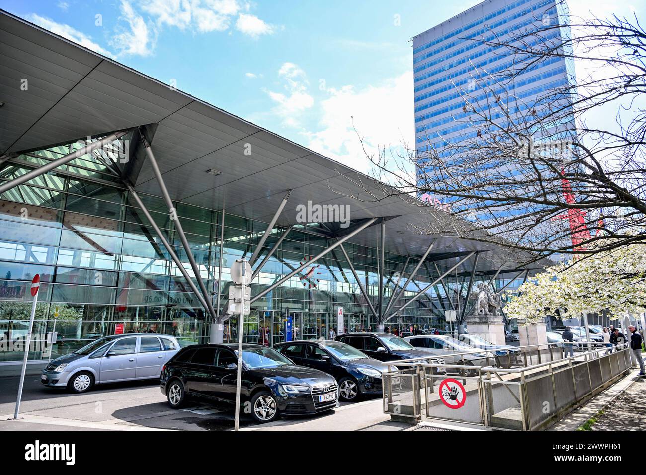 Hauptbahnhof Linz 25.03.2024, Linz, AUT, Hauptbahnhof, im Bild Eingang ...