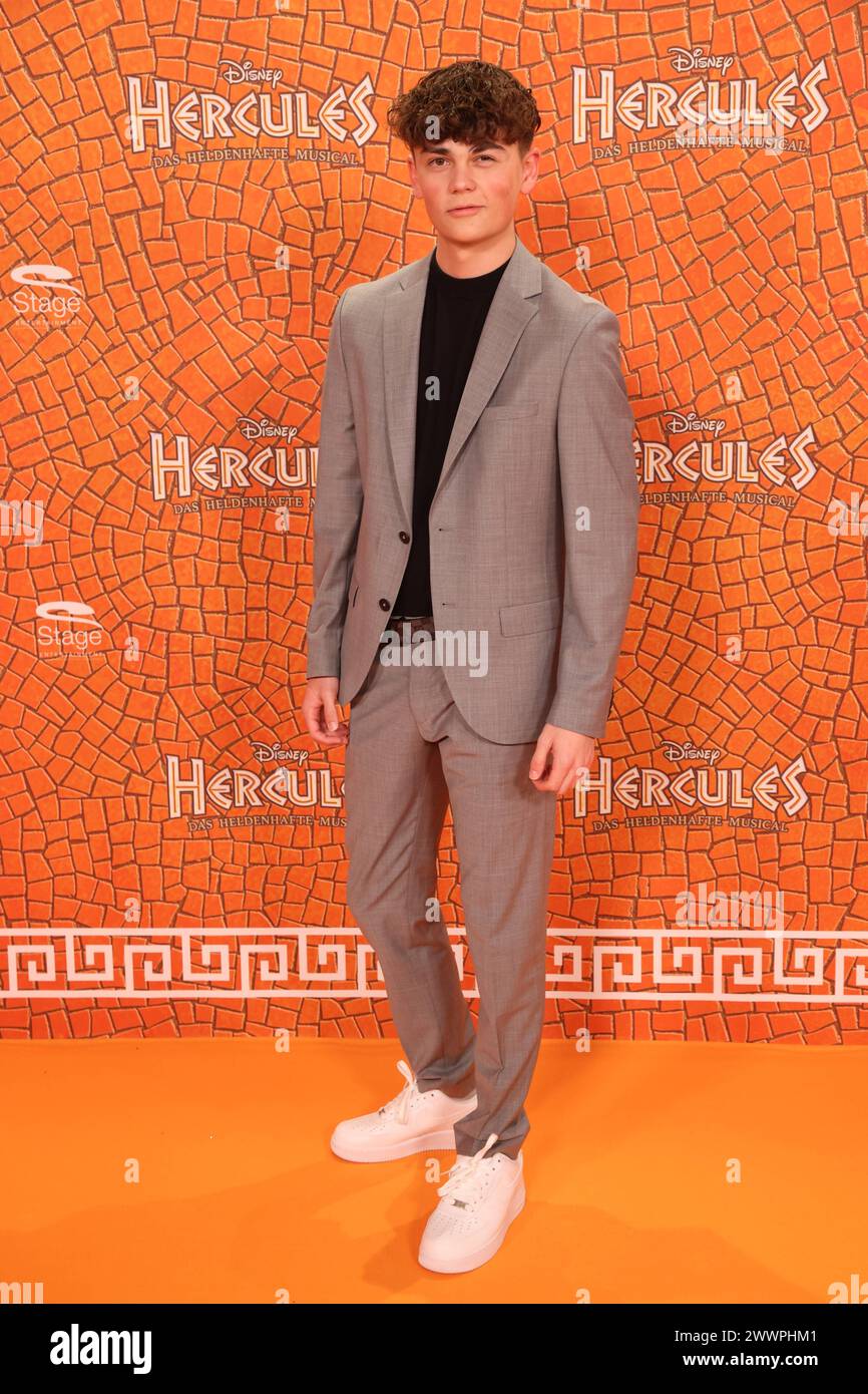 Influencer Benni BK, Weltpremiere von Disneys Musical Hercules in ...