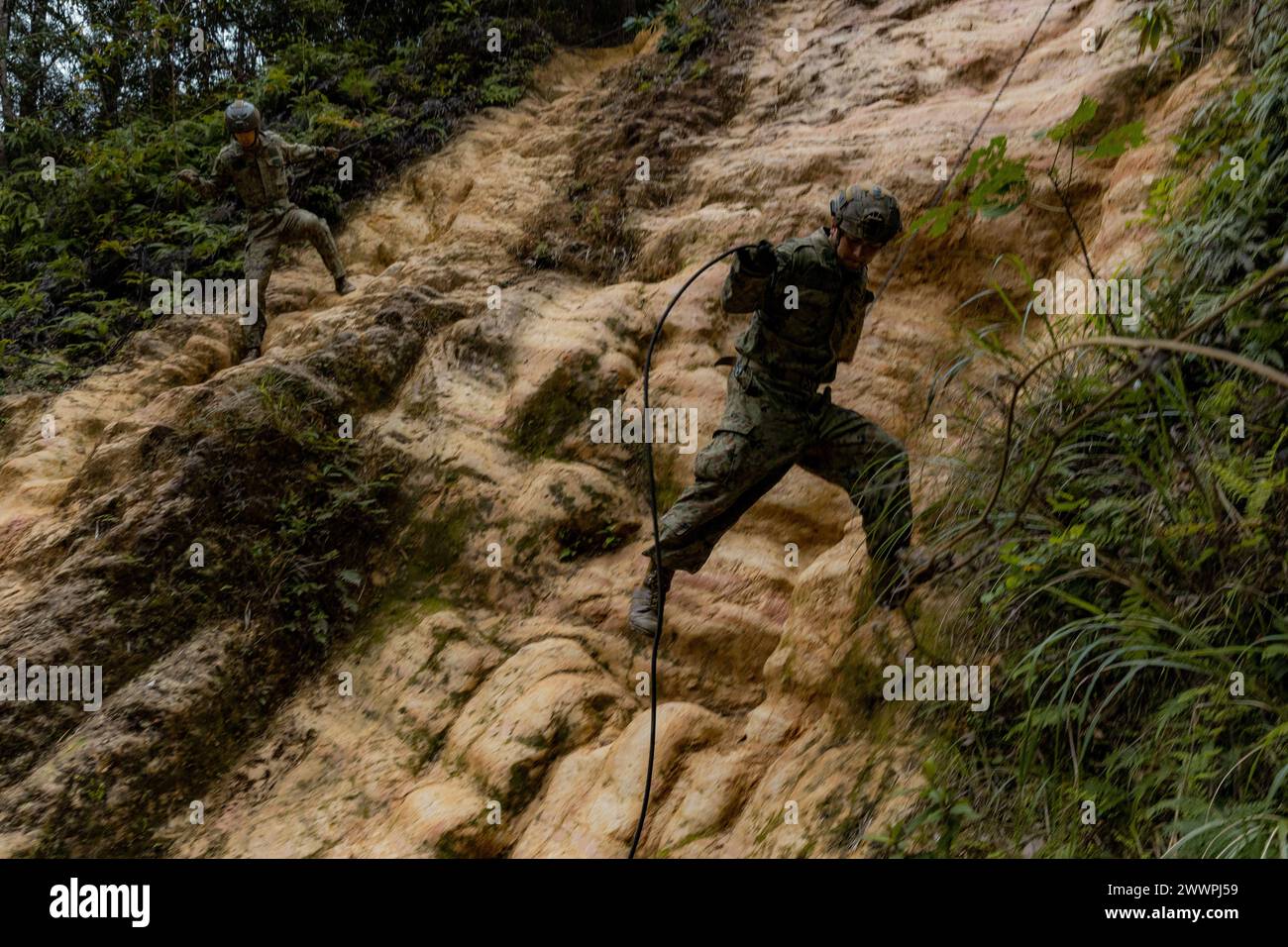 Soldiers with the Amphibious Rapid Deployment Brigade Recon Company ...