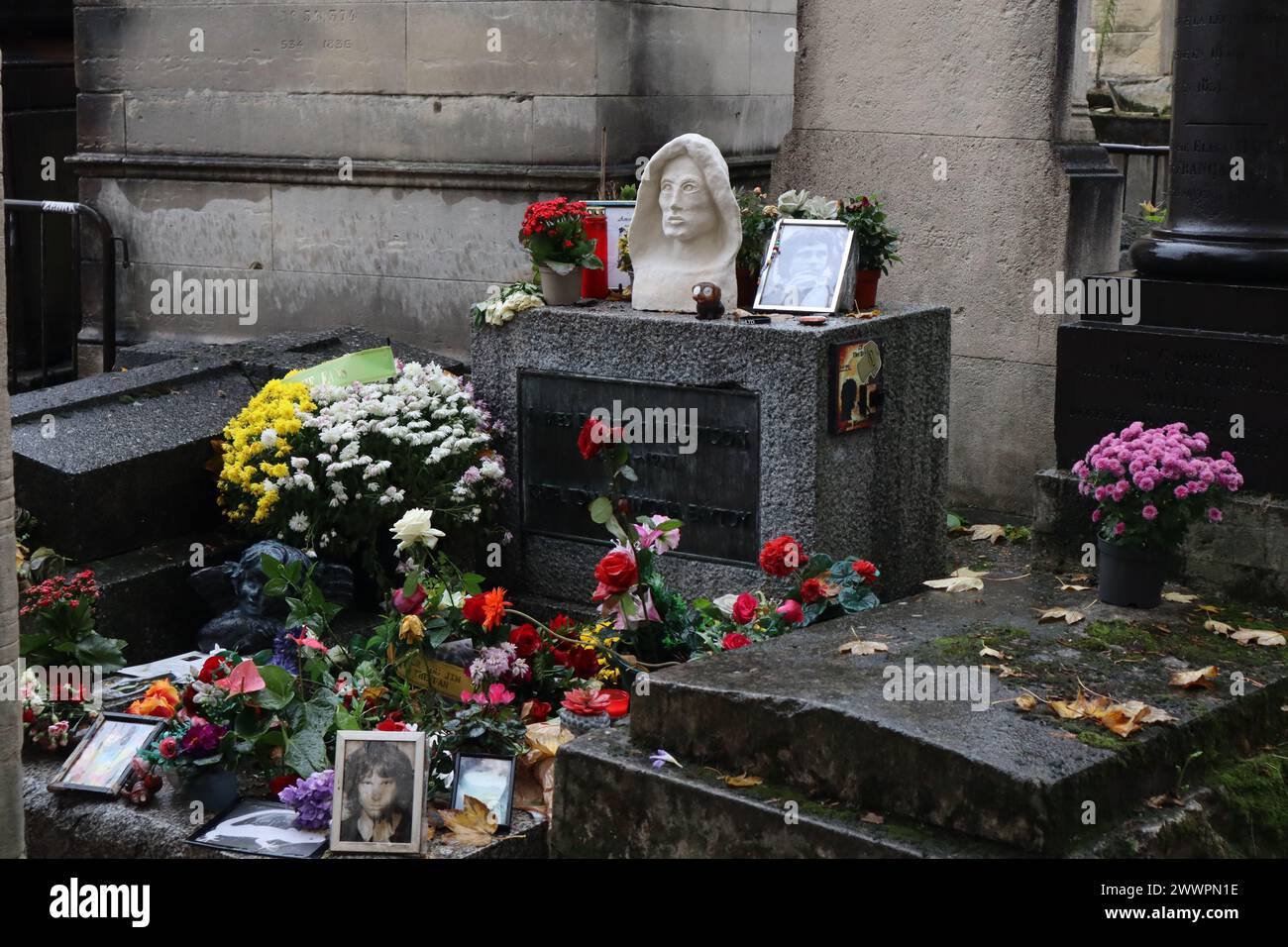 Tomb/Grave of Jim Morrison, Lead Singer of The Doors in Paris, France ...