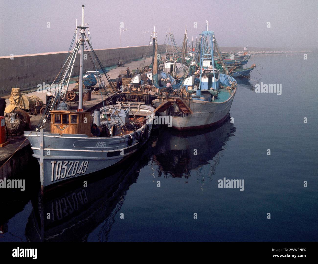 BARCOS PESQUEROS AMARRADOS EN EL MUELLE DEL PUERTO DE CAMBRILS - FOTO ...