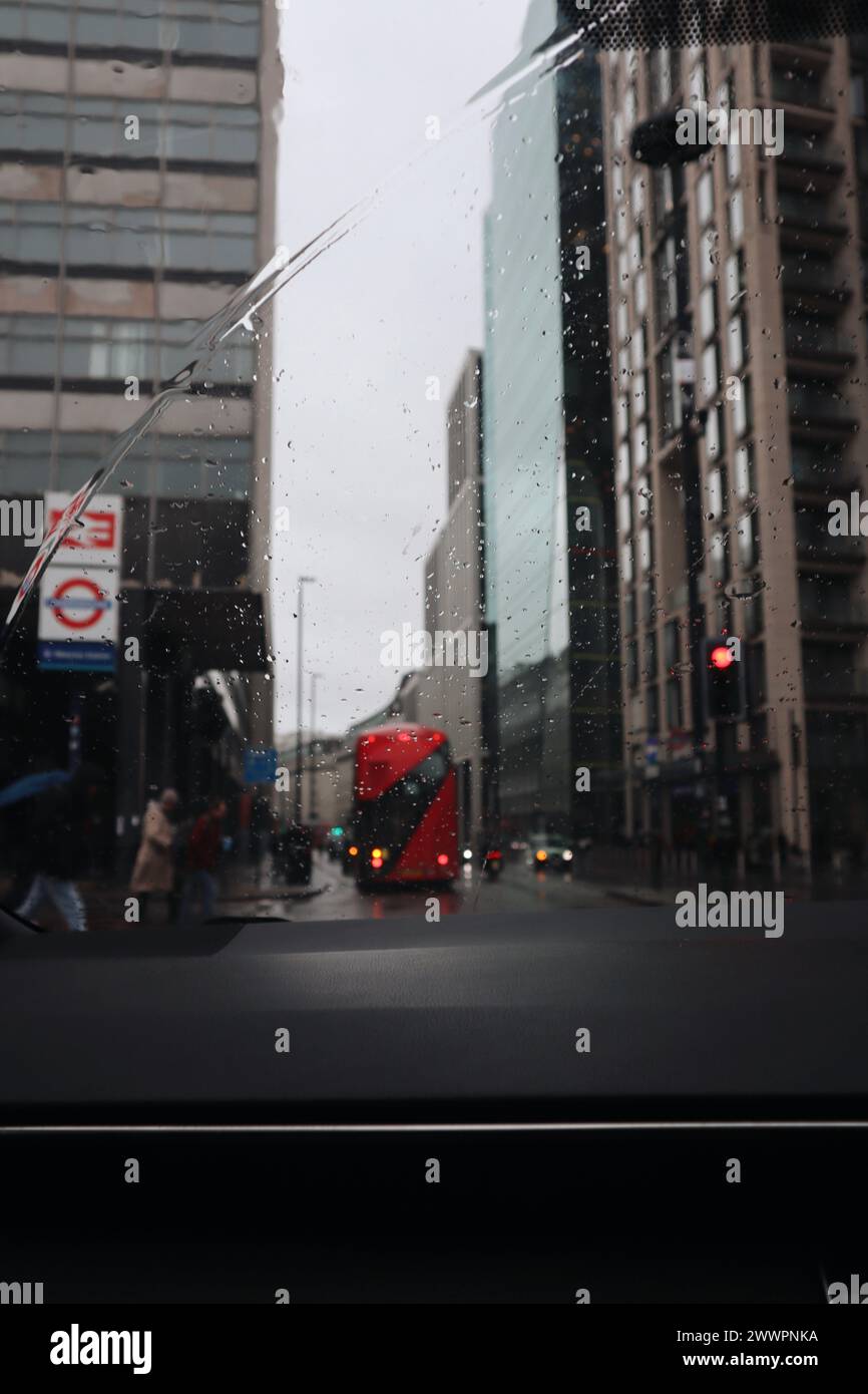 London rainy weather red bus hi-res stock photography and images - Alamy