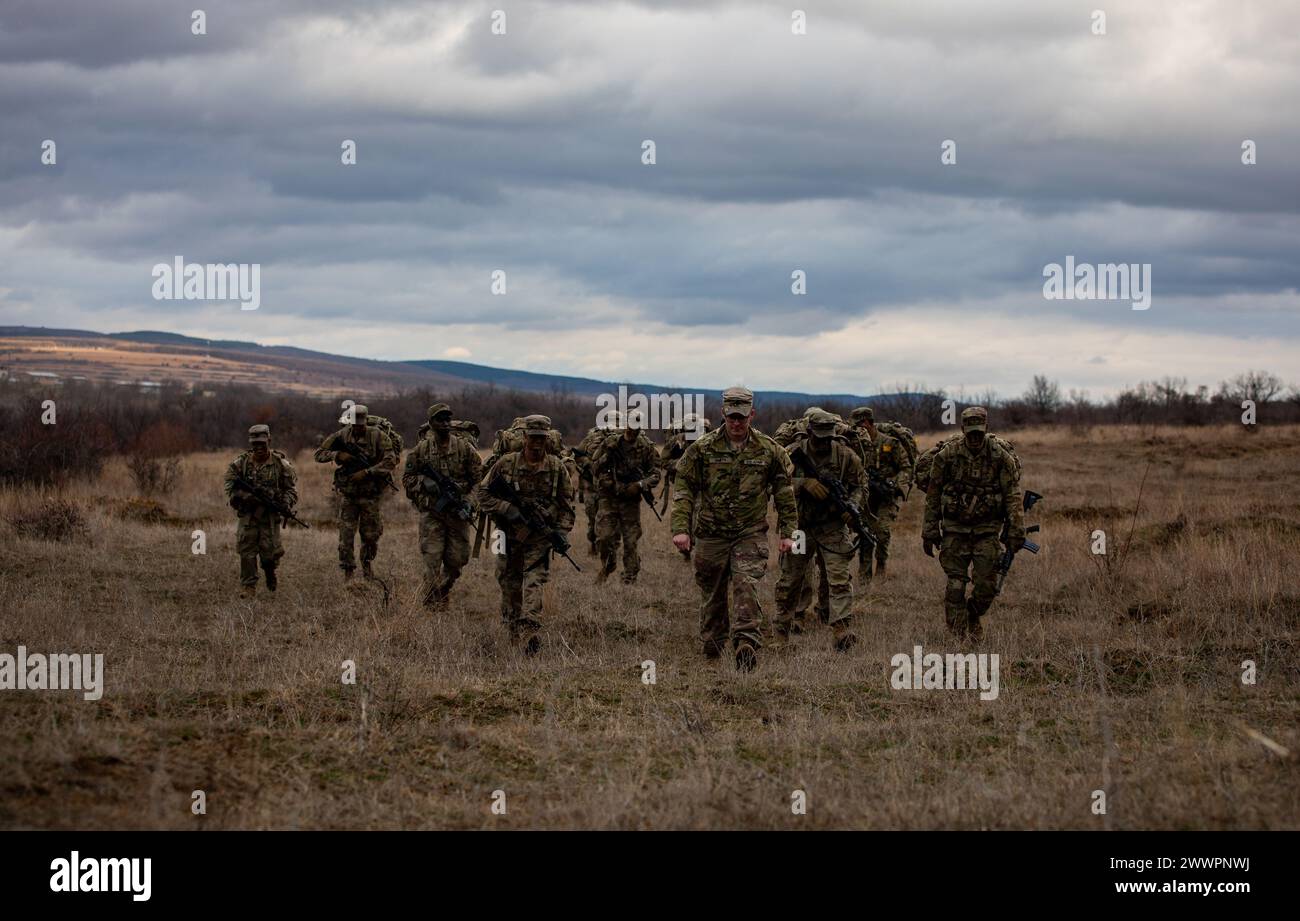 U.S. Army Soldiers from 1st Battalion, 6th Infantry Regiment, 2nd ...