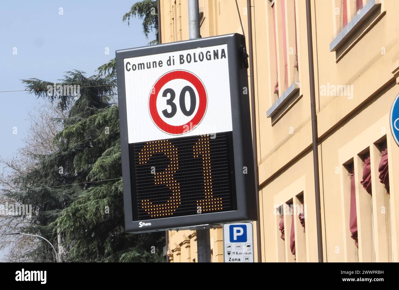 Bologna, Italia. 25th Mar, 2024. Segnali cartelli limiti di velocità a 30 kilometri all'ora ...