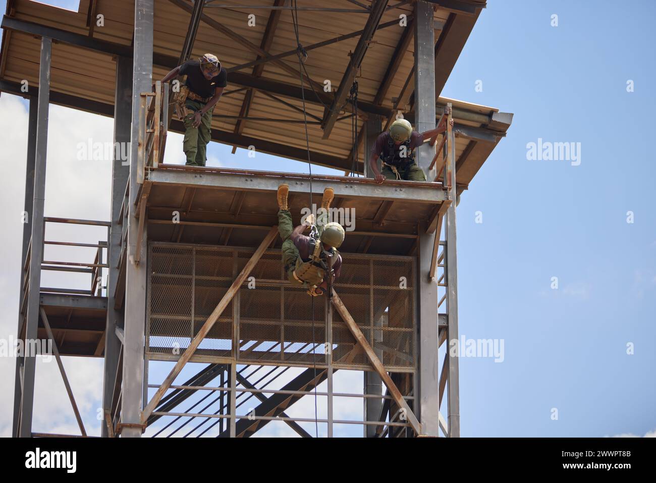 Kenya Defence Forces Rapid Response Unit members execute technical ...