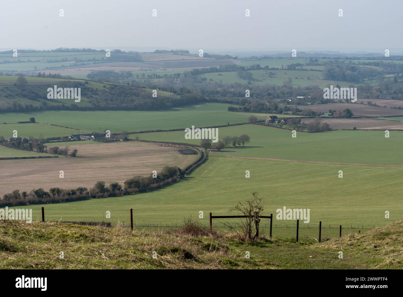 Beautiful countryside with farms and agricultural land in England ...