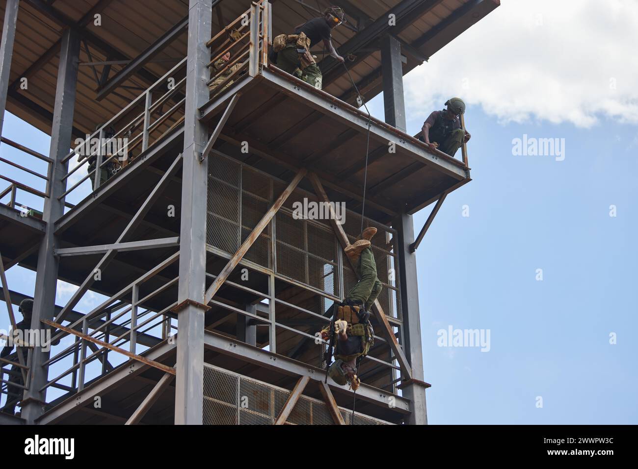 Kenya Defence Forces Rapid Response Unit members execute technical ...