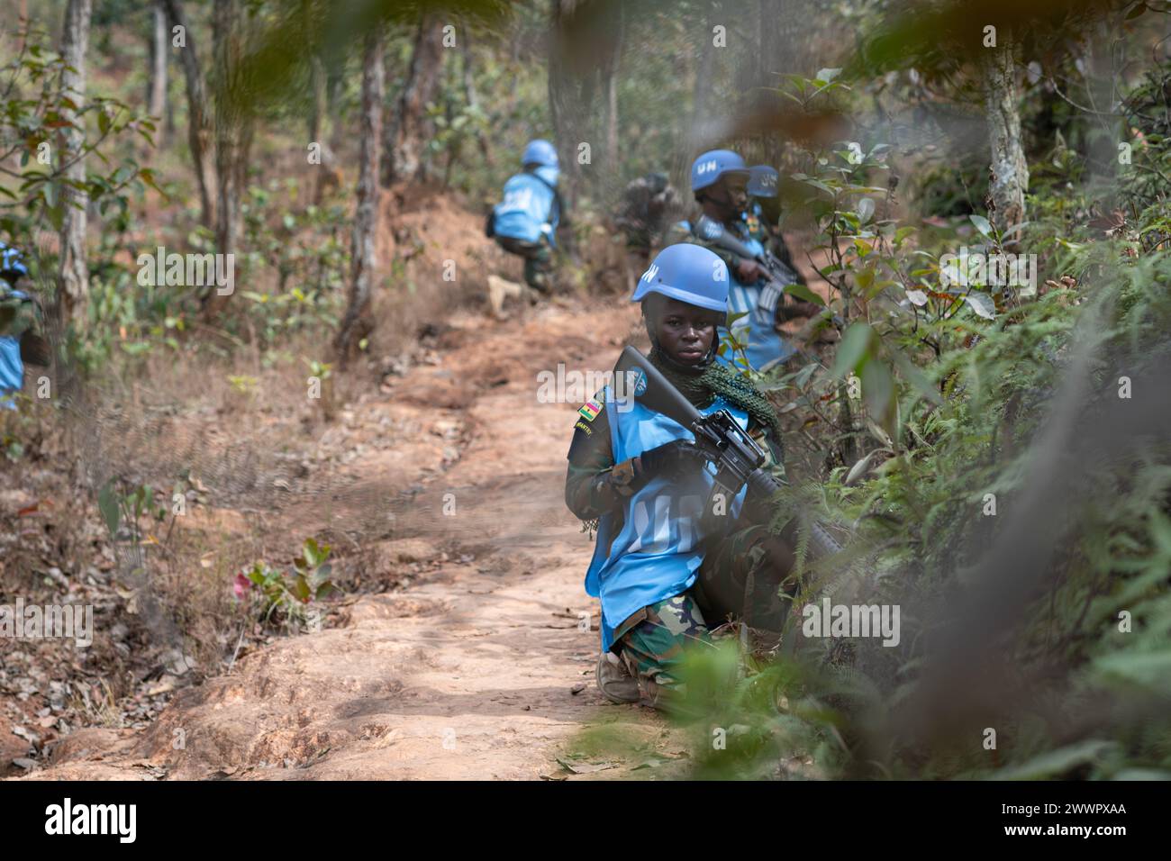 Soldiers with the Ghana Army conduct the Cordon and Search field ...