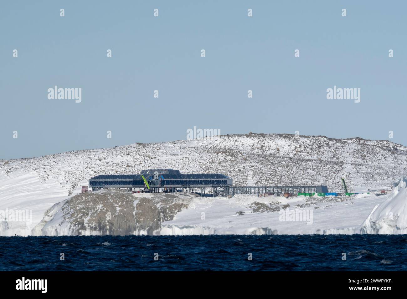 Antarctica chinese research base hi-res stock photography and images ...