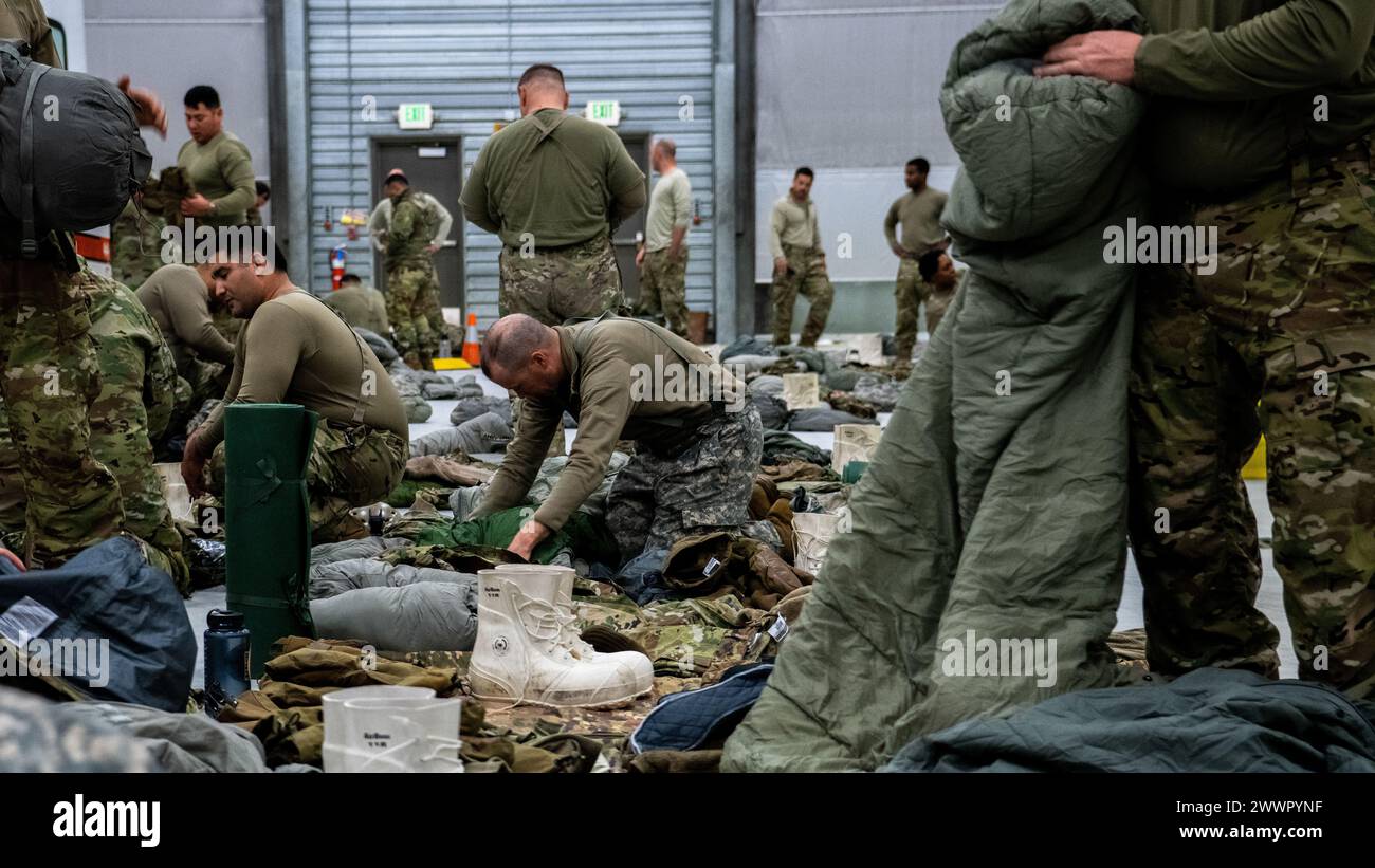 U.S. Army Soldiers reorganize their cold weather gear after inspection ...
