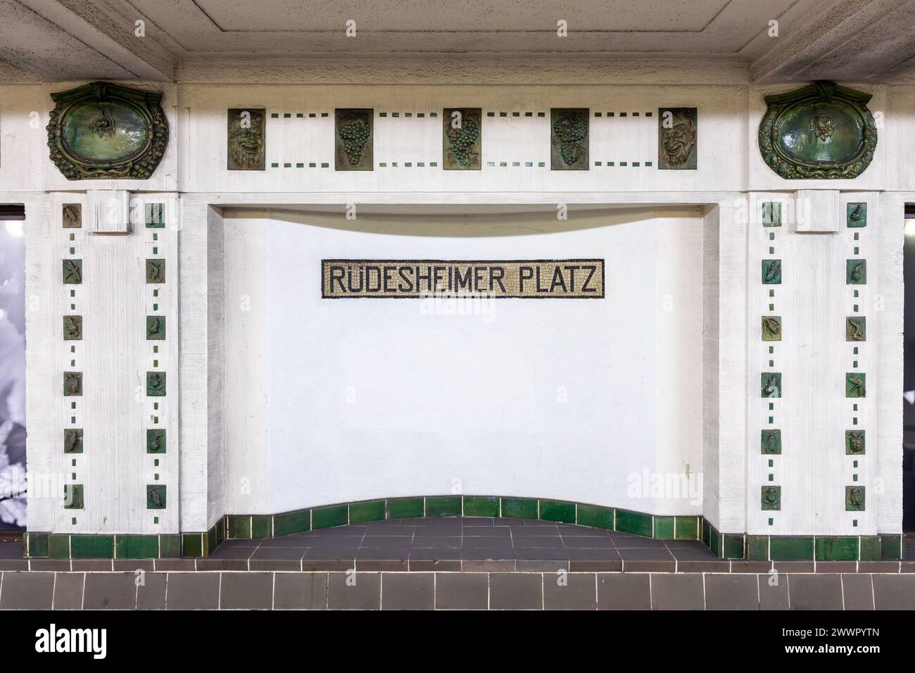 Ruedesheim square hi-res stock photography and images - Alamy