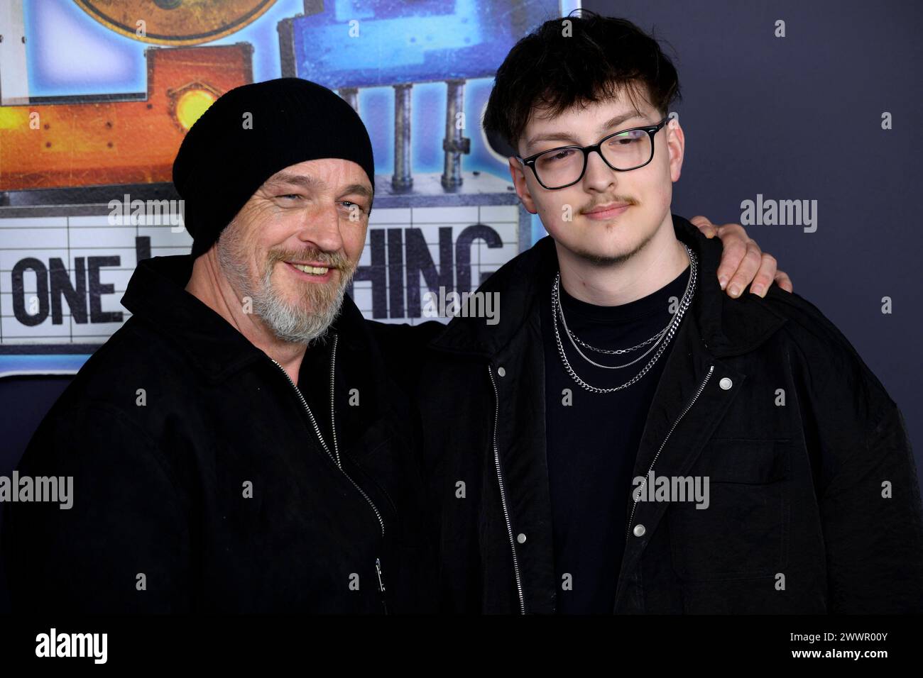 Komiker Torsten Sträter mit seinem Sohn Justus Sträter bei der Premiere ...