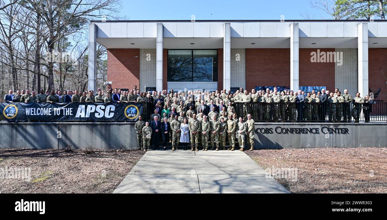 Senior leaders and attendees pose for a group photo at the Army People ...