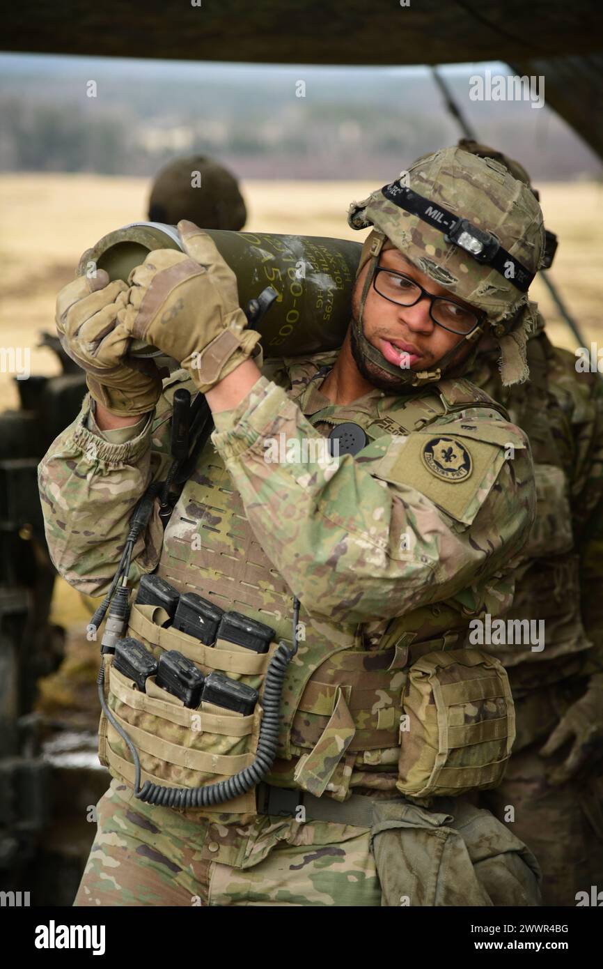U.S. Soldiers assigned to C Battery, 2nd Cavalry Regiment Field ...