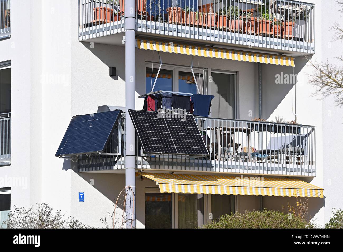 Balkonkraftwerk und Photovoltaikanlage,Solarpanels an der Aussenseite ...