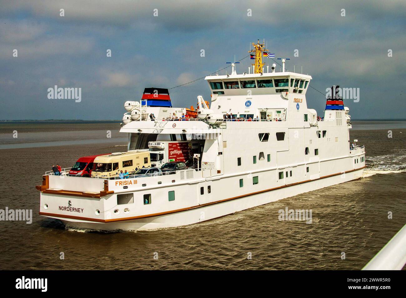 Das Fährschiff Frisia III von Norderney kommend vor Norddeich im ...