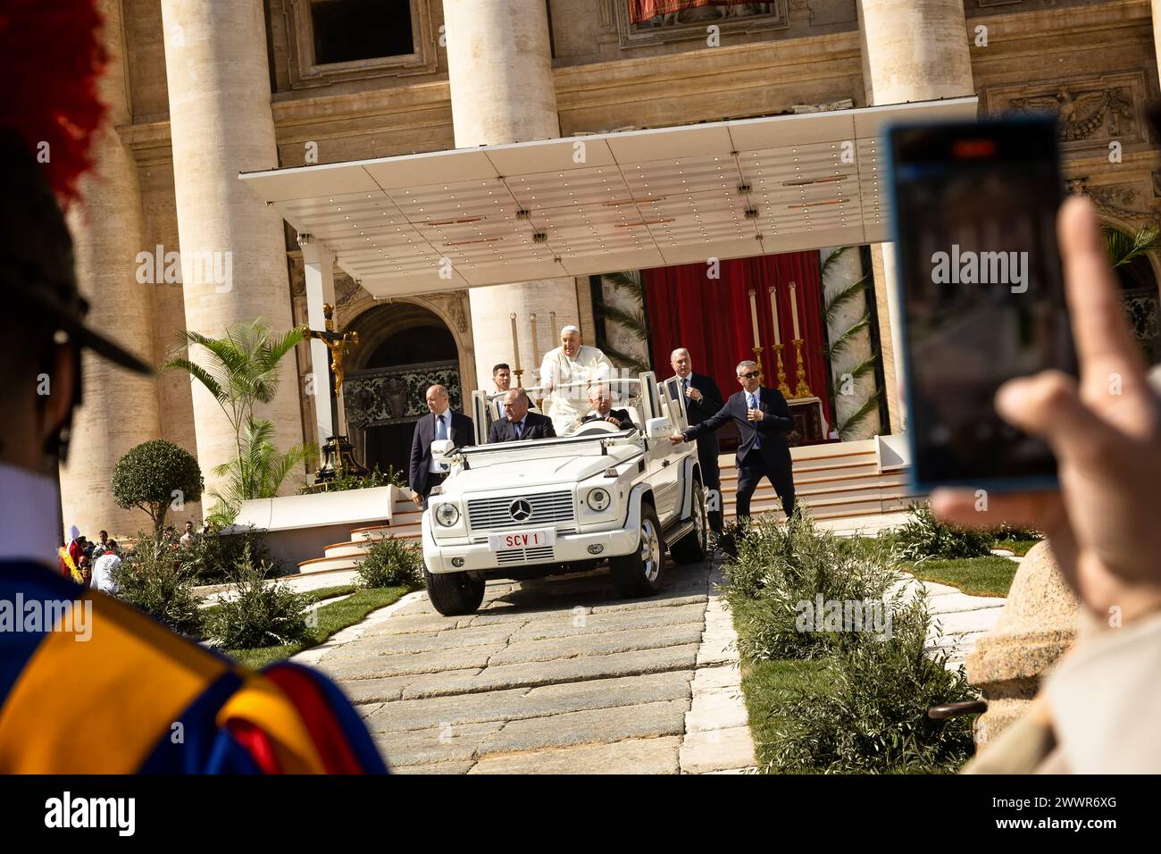 Christian faithful in st peters square for the easter mass hi-res stock ...