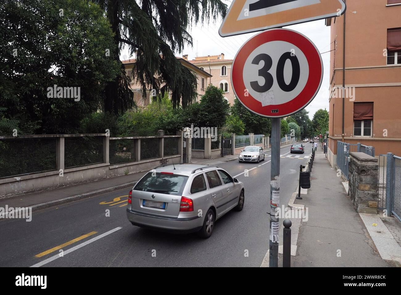 Bologna, Italia. 25th Mar, 2024. Segnali cartelli limiti di velocità a ...