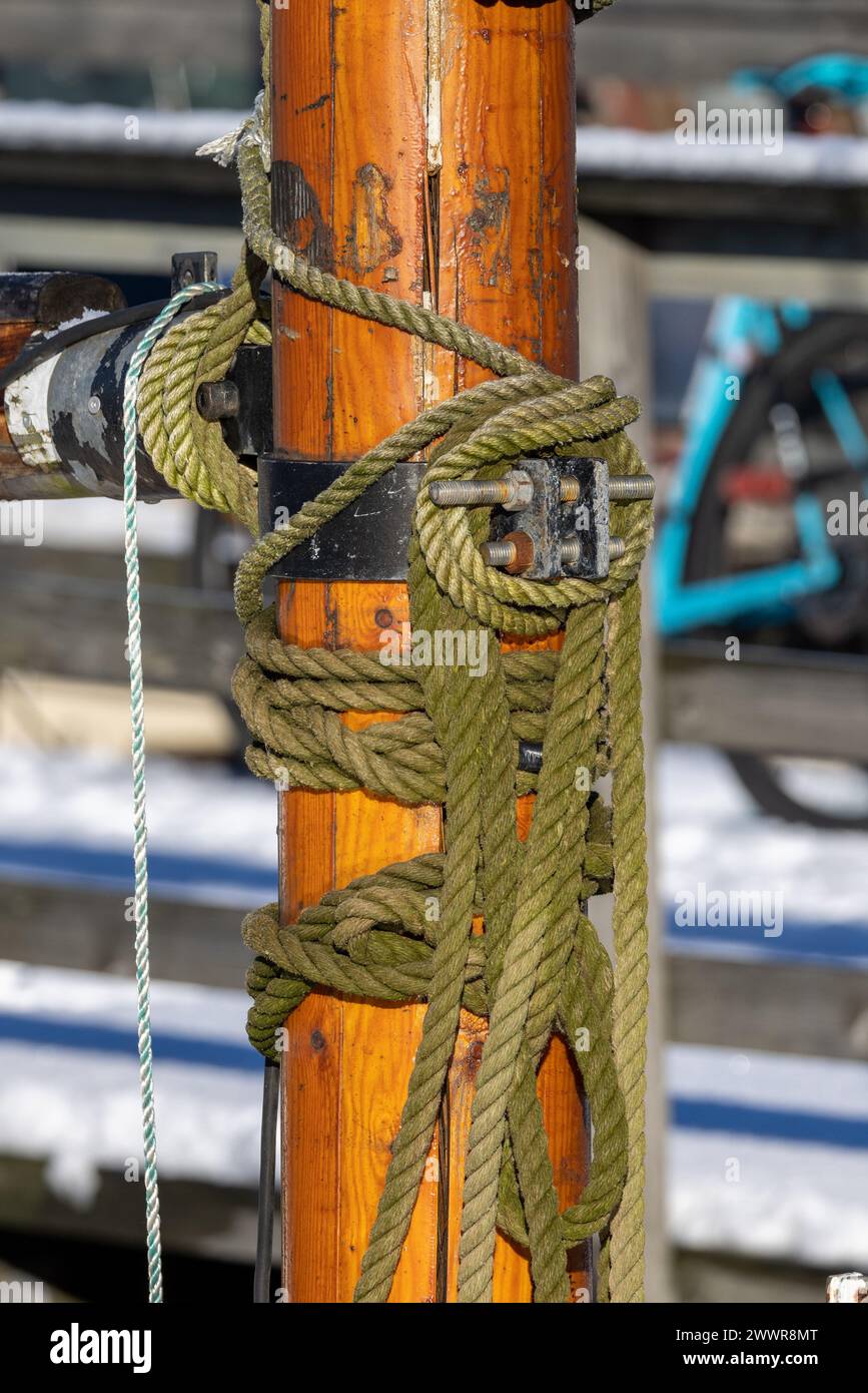 Mast and rope rigging on old sailing boat Stock Photo - Alamy