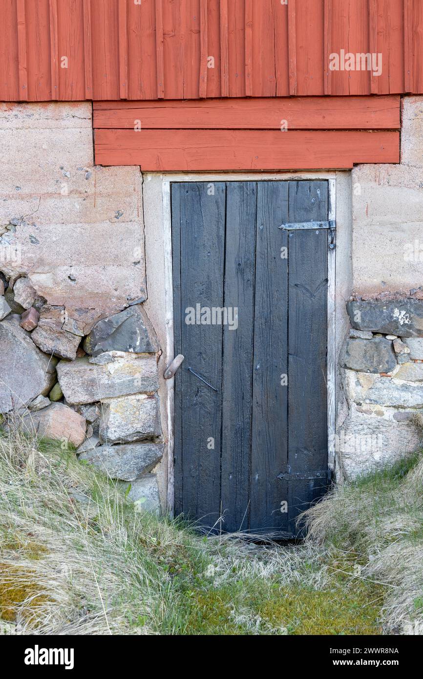 Door earth cellar hi-res stock photography and images - Alamy