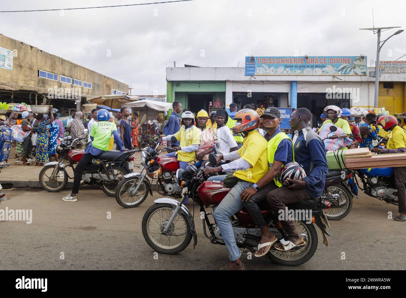 Strassenszene in Cotonou, 06.03.2024. Die Buergersteige sind gepflastert und sauber. Cotonou ...