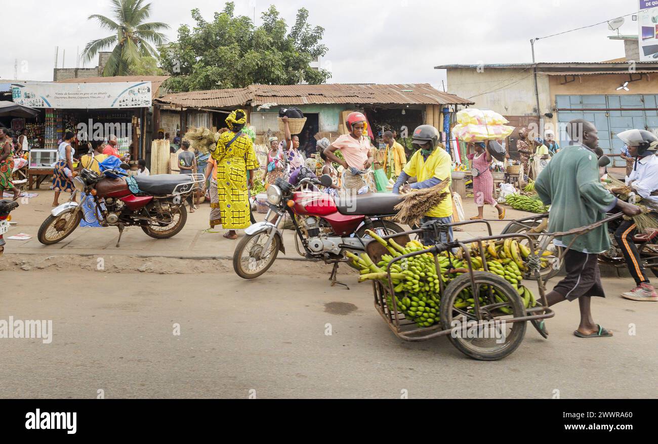 Strassenszene in Cotonou, 06.03.2024. Die Buergersteige sind ...