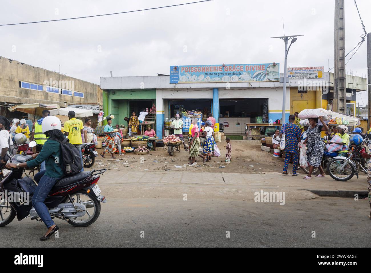 Strassenszene in Cotonou, 06.03.2024. Die Buergersteige sind ...