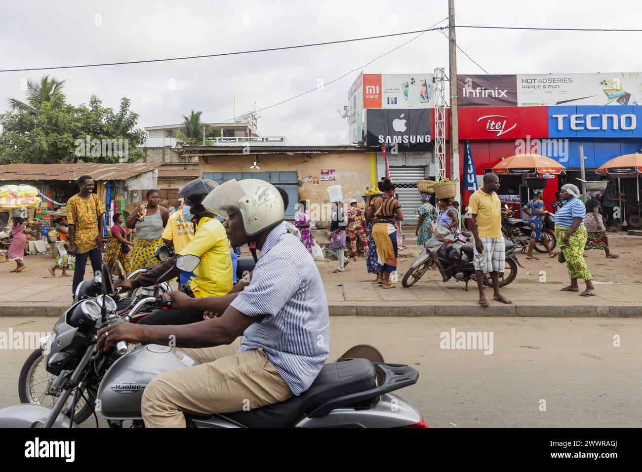 Strassenszene in Cotonou, 06.03.2024. Die Buergersteige sind ...