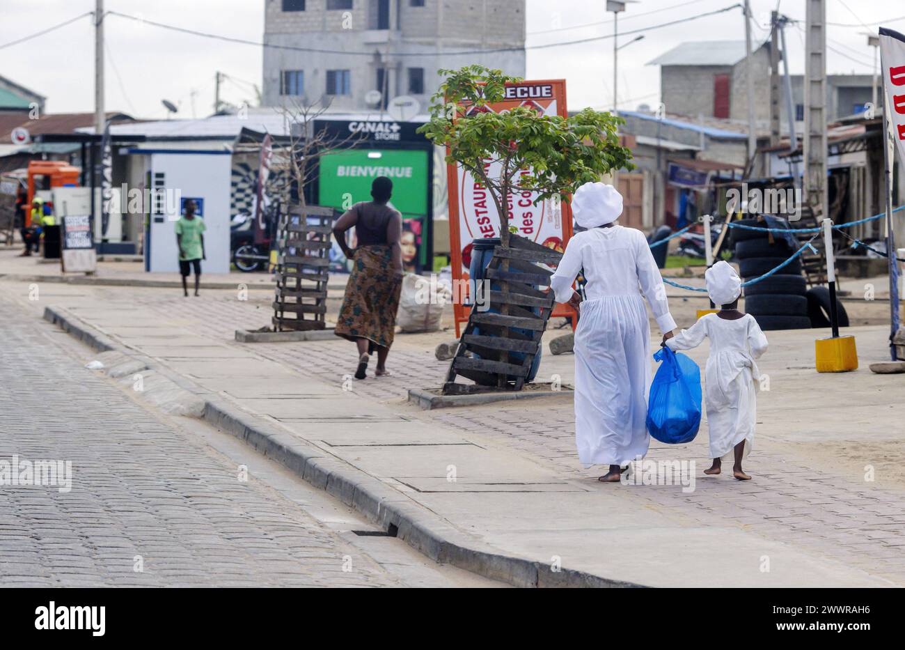 Strassenszene in Cotonou, 06.03.2024. Die Buergersteige sind ...