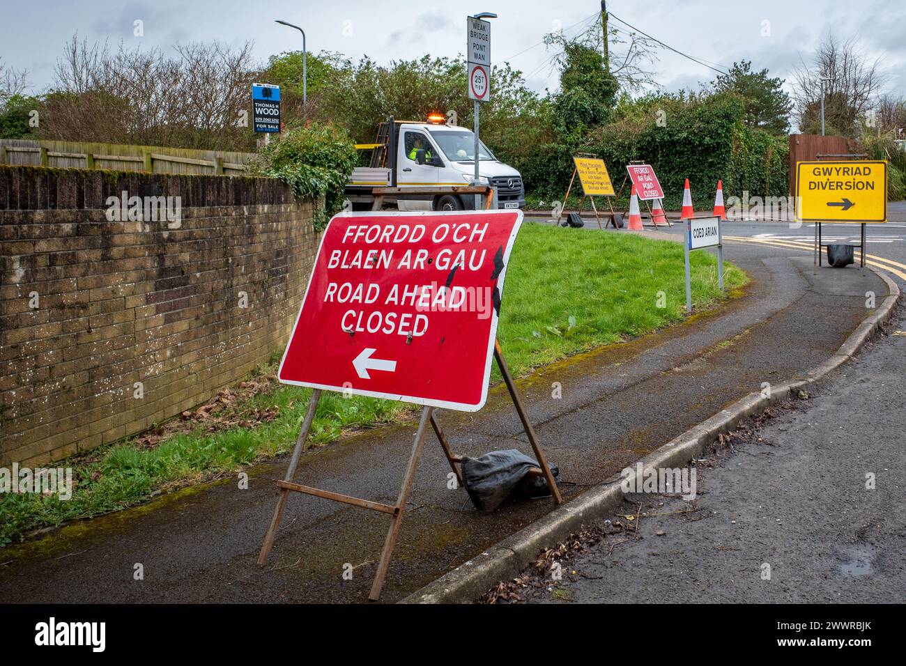 Old english road signs hi-res stock photography and images - Alamy