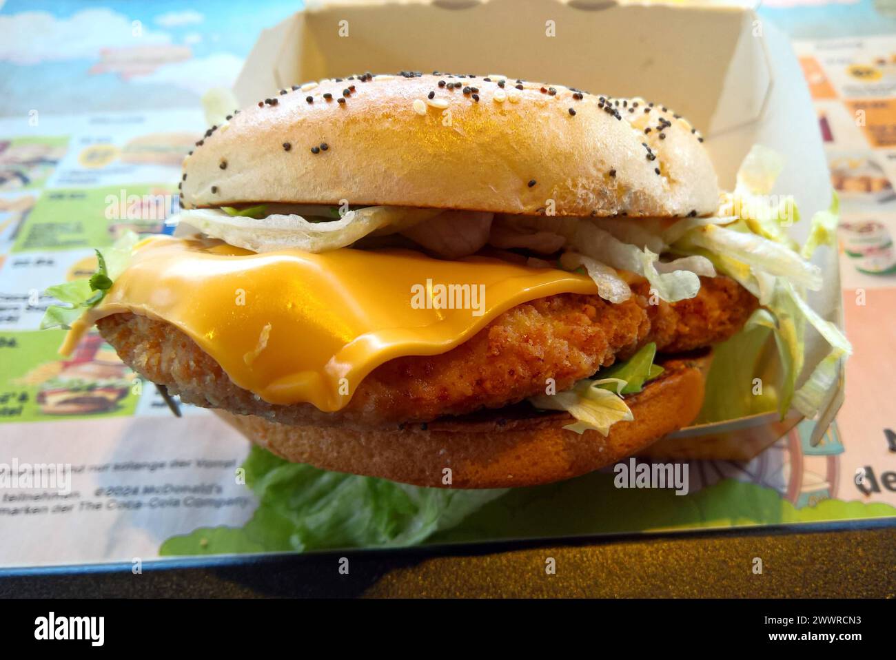 McDonalds Fastfood Burger-Restaurant. Foto: McCrispy Chicken Burger ...