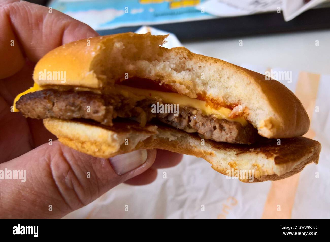 McDonalds Fastfood Burger-Restaurant. Foto: Cheesburger *** McDonalds ...