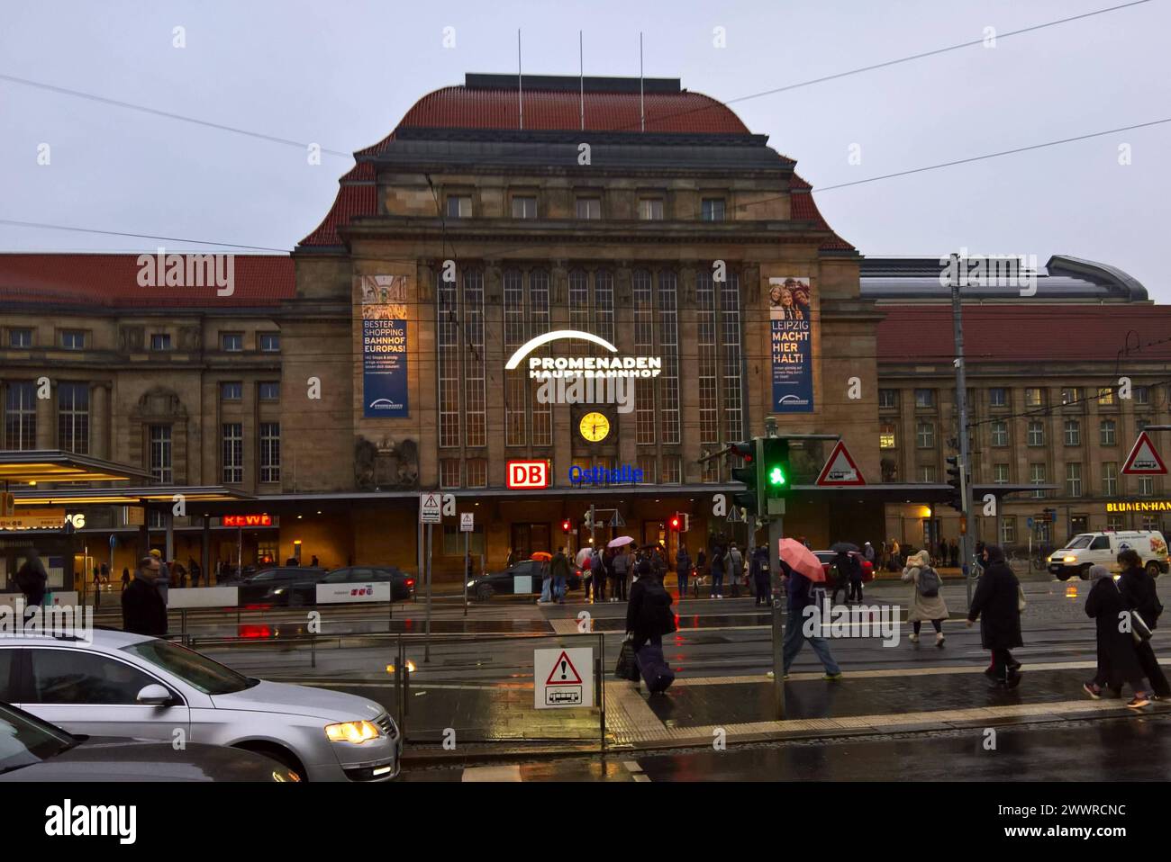 Leipzig DB Bahnhof bzw Hbf. Foto: Eingang Osthalle beim Leipziger ...