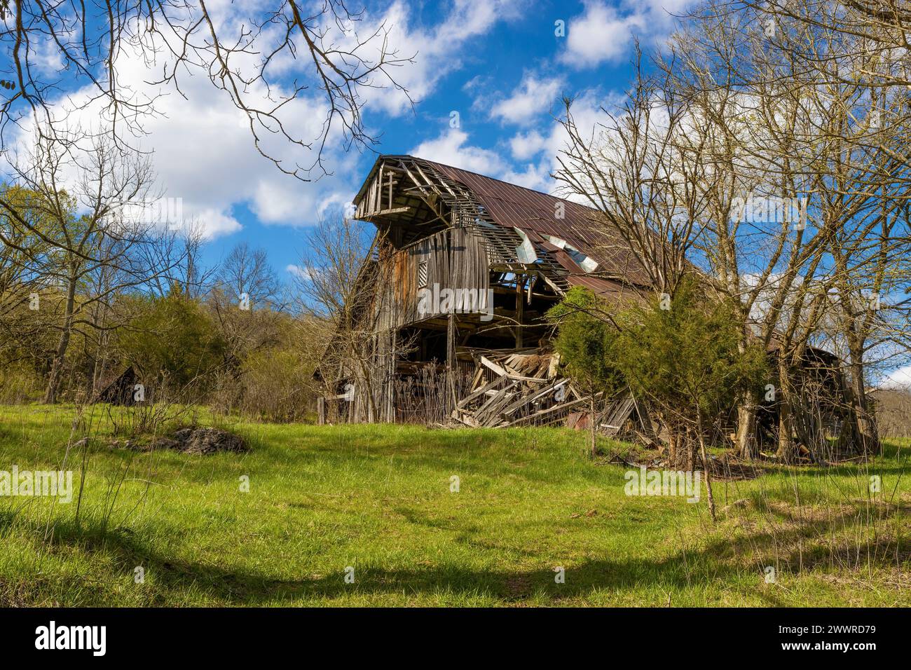 Abandoned and decaying old barn on a hillside in rural Virginia, USA ...