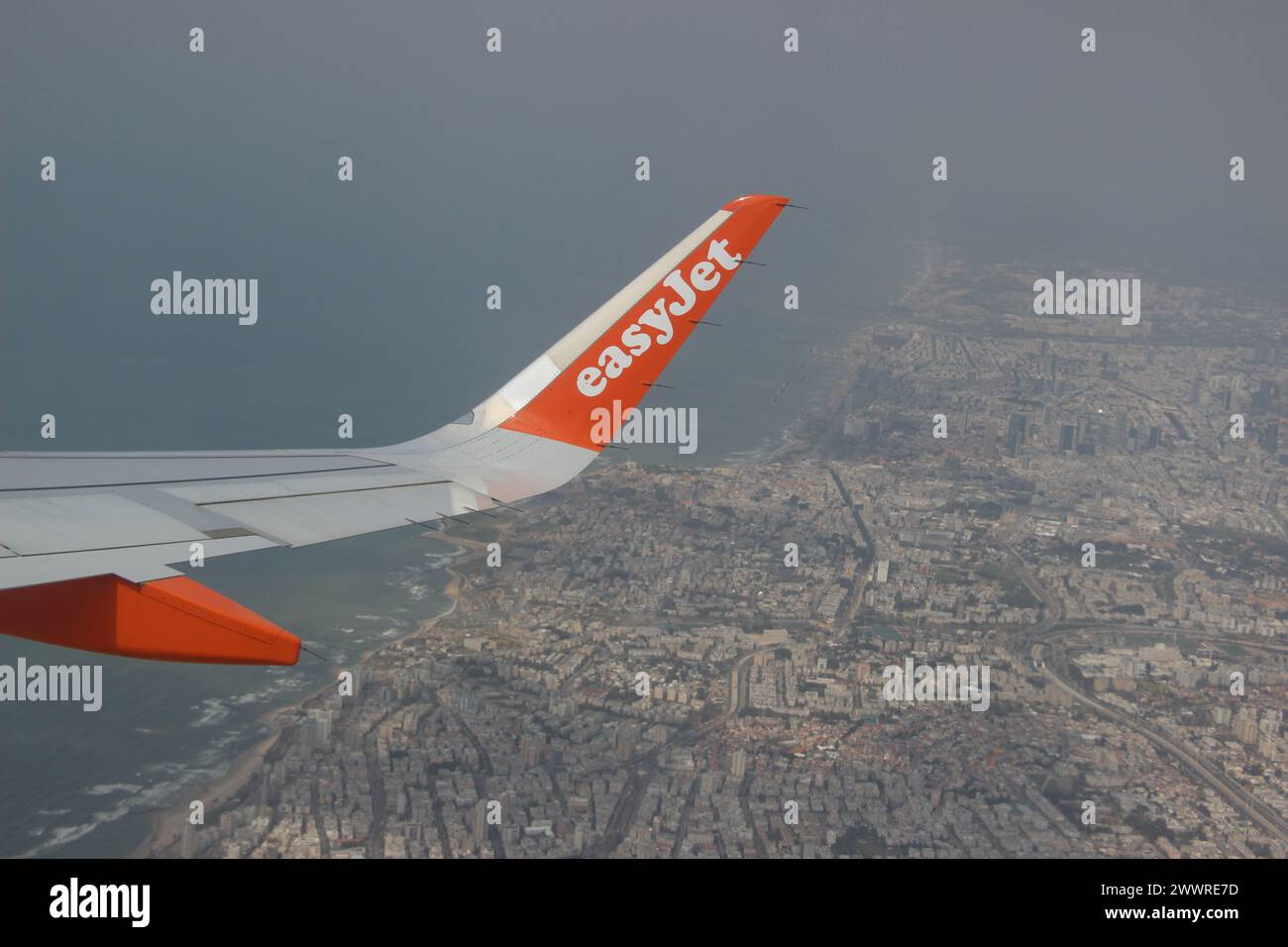 Flying easyjet above clouds hi-res stock photography and images - Alamy