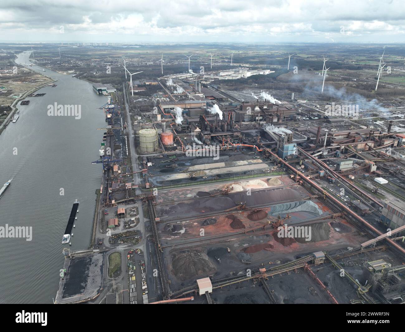 Steelmaking cranes hi-res stock photography and images - Alamy