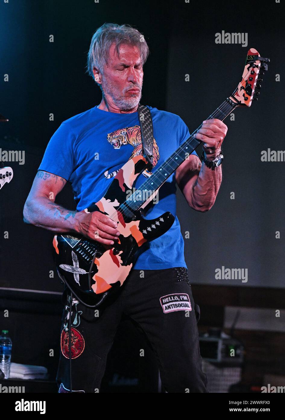 George lynch guitar hi-res stock photography and images - Alamy