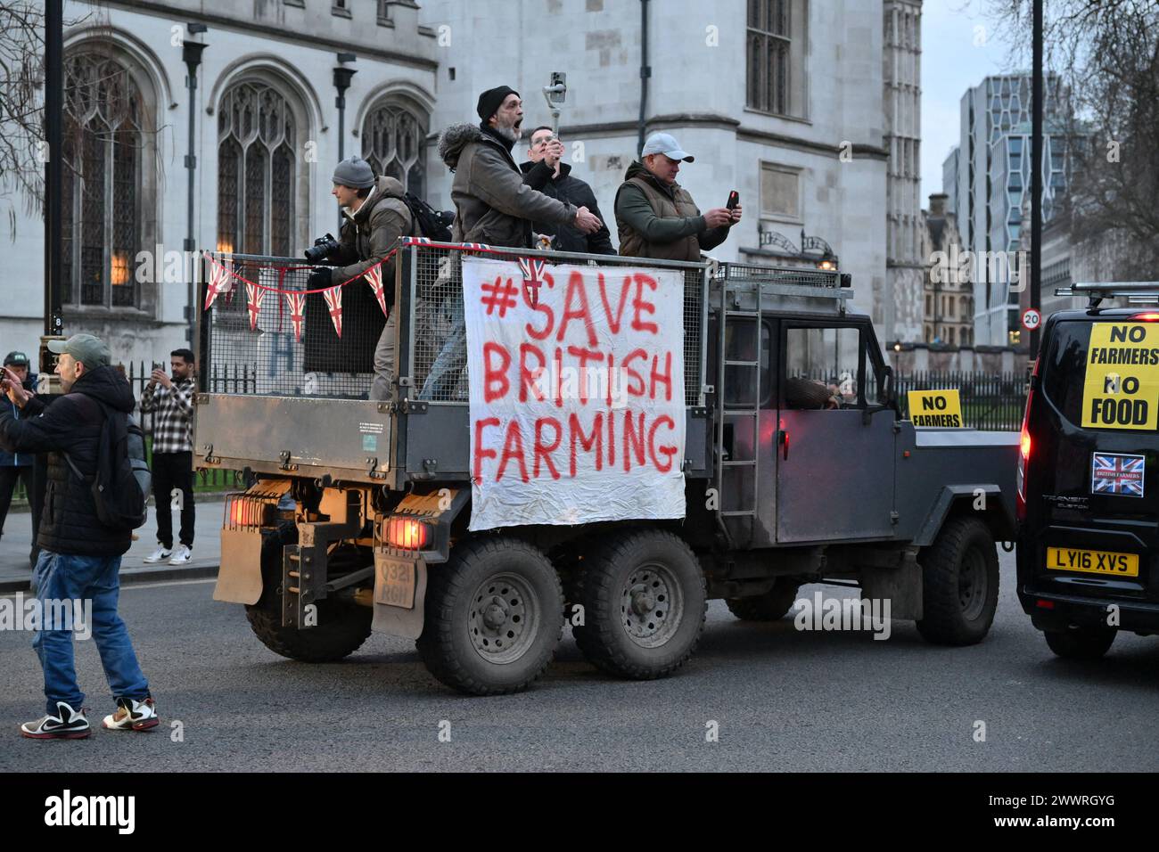 London, England, UK. 25th Mar, 2024. Farmers bring their tractors into ...