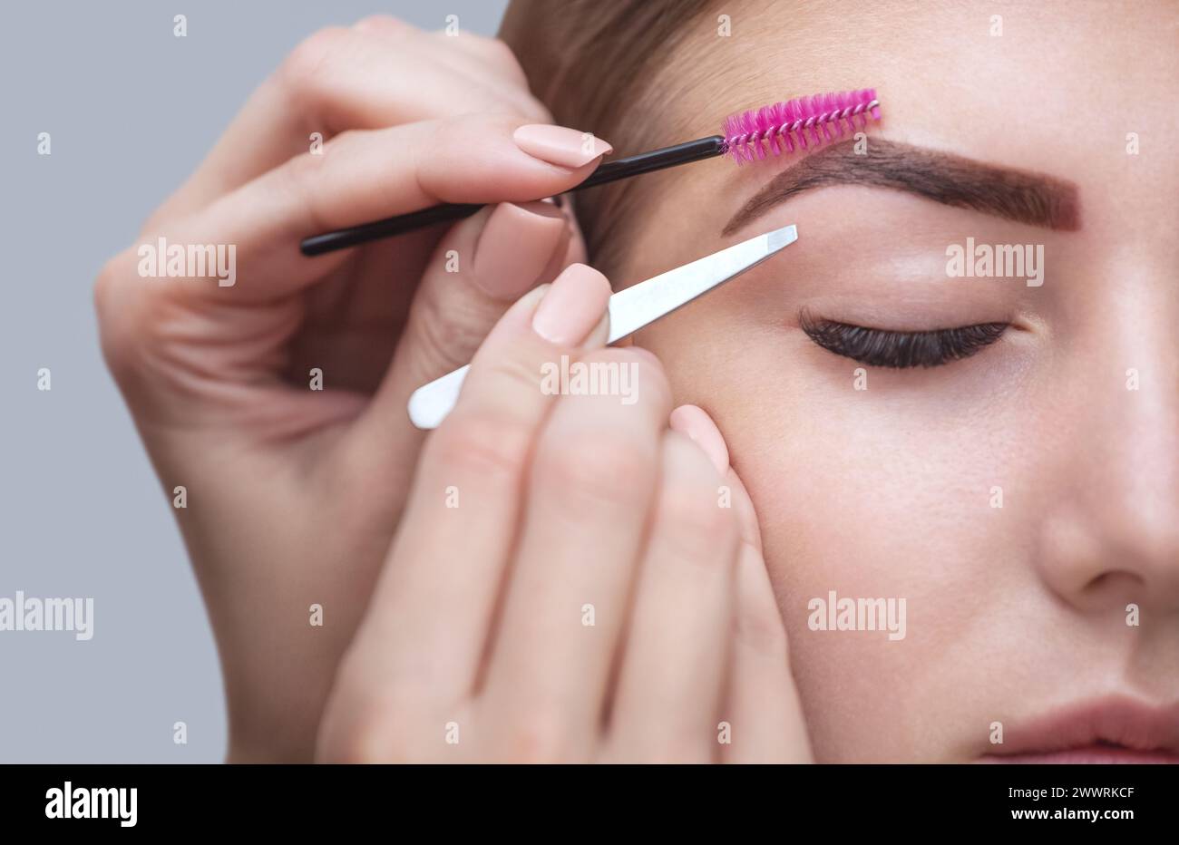 Master makeup corrects, and gives shape to pull out with forceps ...